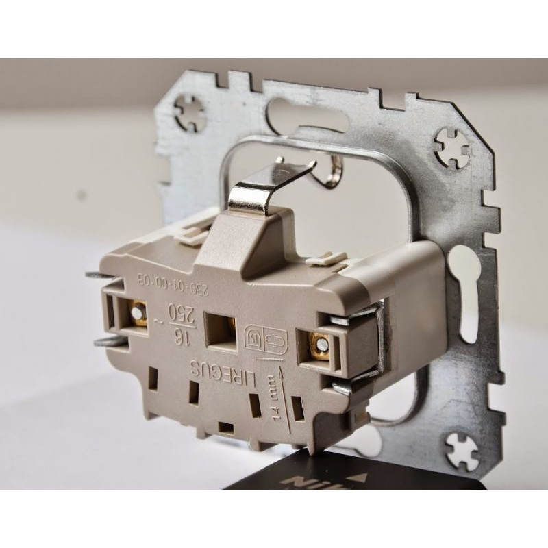 Kištukinis lizdas (rozete) su įžeminimu, IP44, be rėmelio